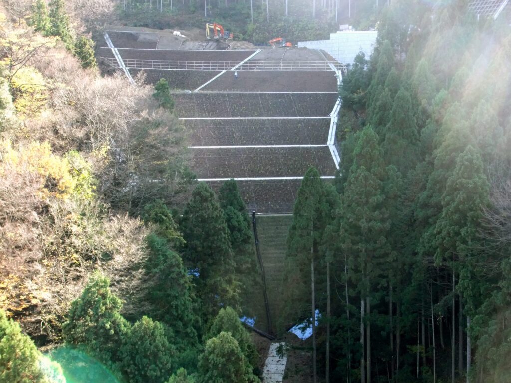 Green Terrace Wall Construction Method example 2 – MAEDA KOSEN CO., LTD.