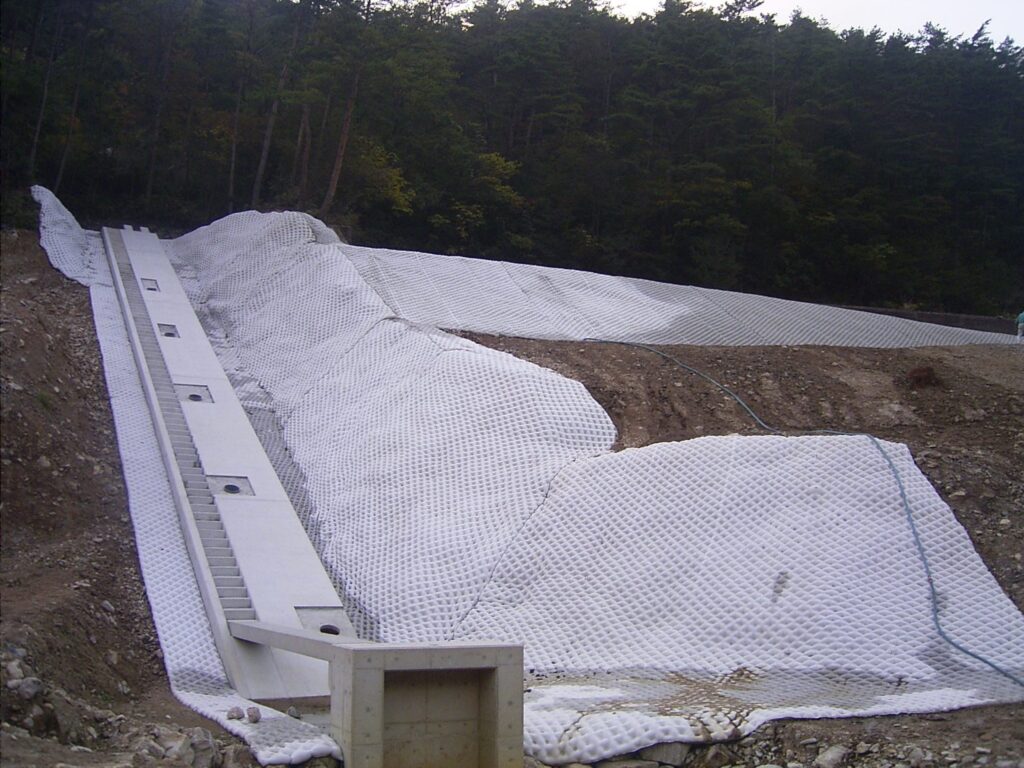 Fabric Molding Frame; MODEM – MAEDA KOSEN CO., LTD.